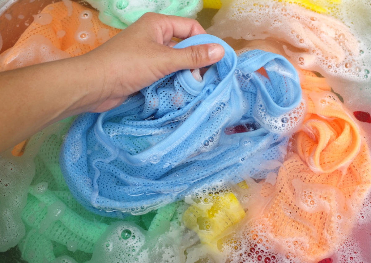 7 Cara Mencuci Baju Bayi dan Rekomendasi Deterjen yang Tepat